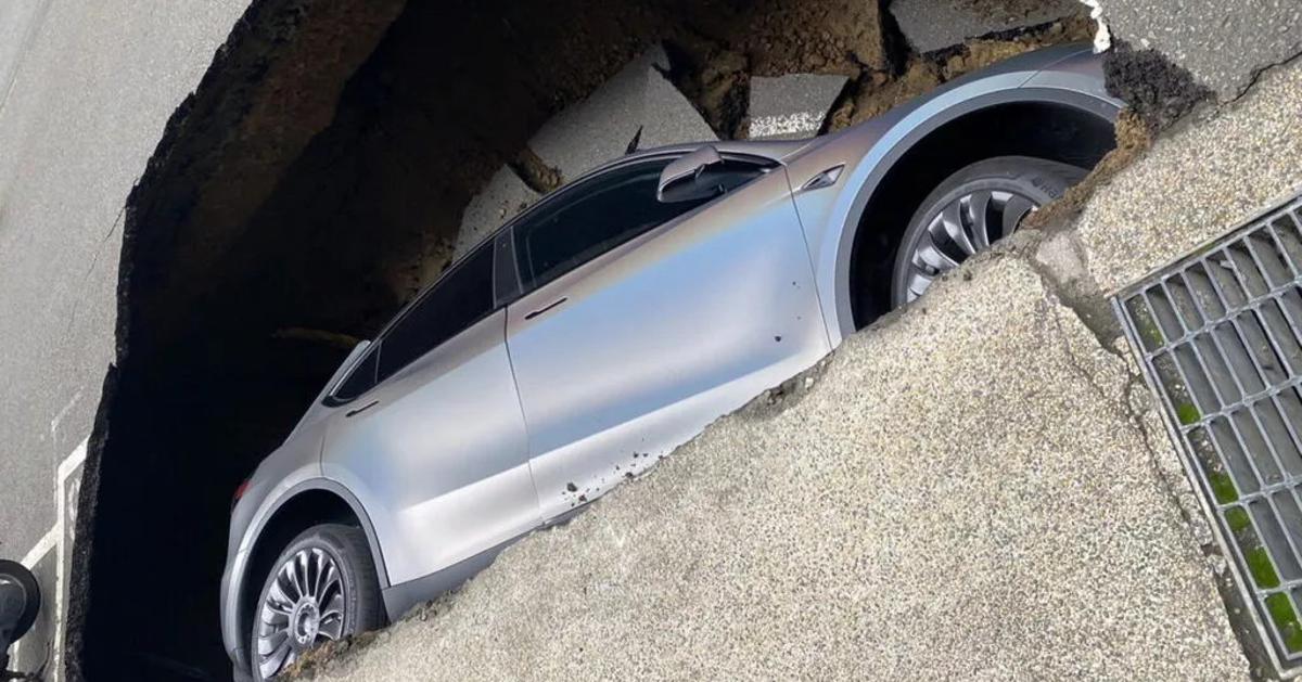 Video: 'Zemlja se otvorila' i progutala Teslin Model Y | Autostart